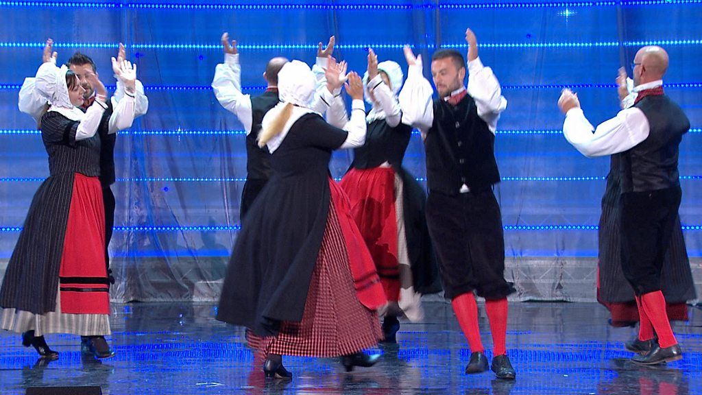 Tlws Cymdeithas Ddawns Werin Cymru (95) / Welsh Folk Dance Society ...