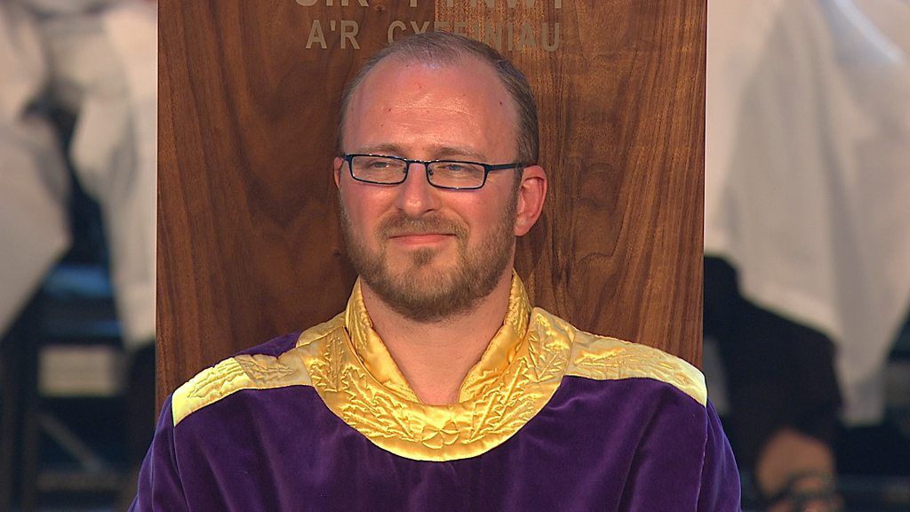Aneirin Karadog, Prifardd Eisteddfod Sir Fynwy 2016 - BBC Cymru Fyw