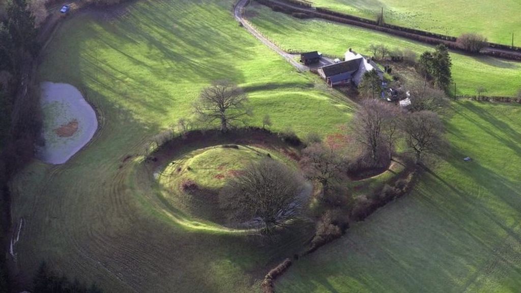 Sycharth: Deiseb i ddiogelu safle llys Owain Glyndŵr - BBC Cymru Fyw