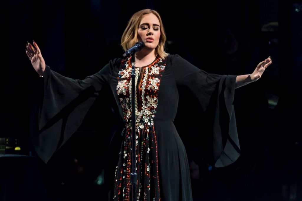 Emotional Adele wows Glastonbury - BBC News