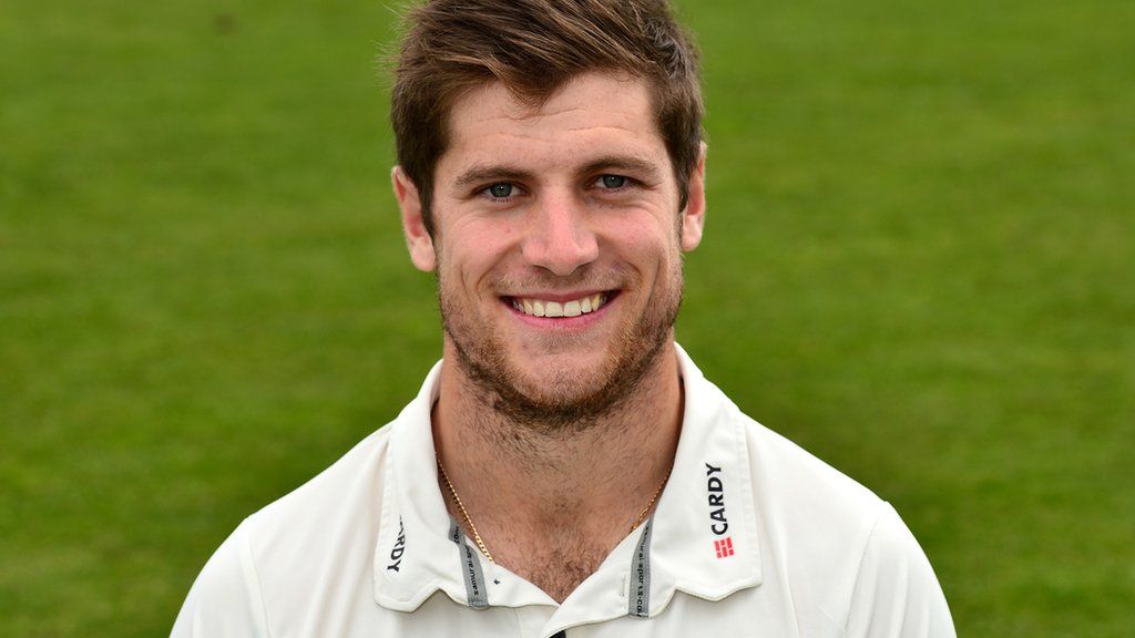 Kent batsman Sean Dickson given out for handling ball - BBC Sport