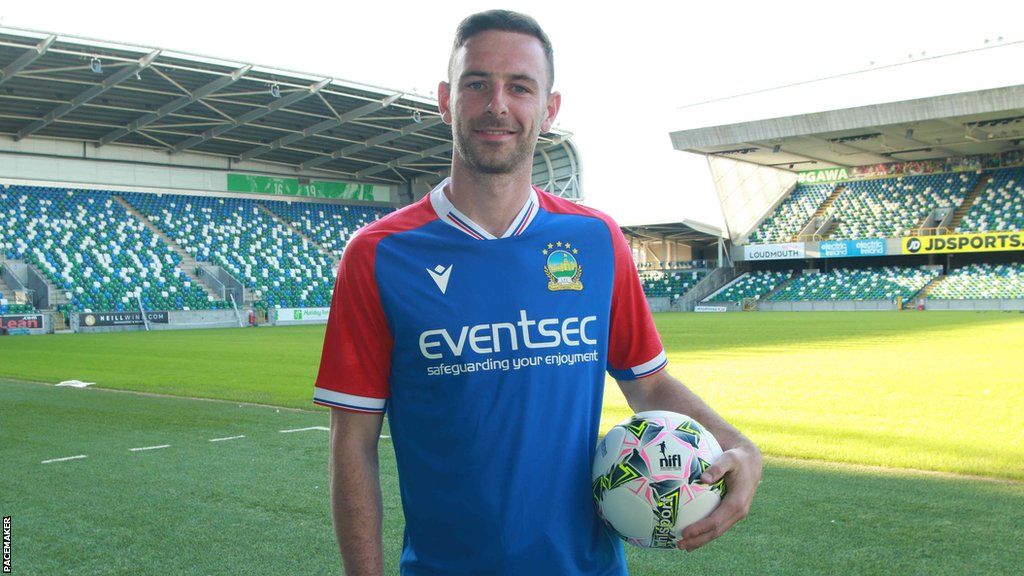 Matthew Fitzpatrick: Striker joins Linfield from Glenavon - BBC Sport