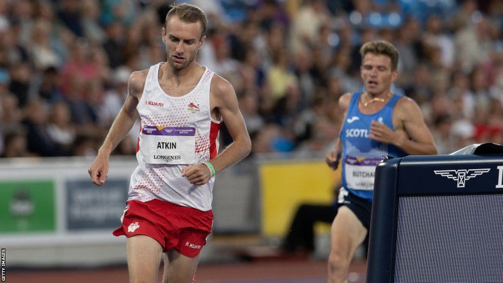 Sam Atkin breaks Mo Farah's British 3,000m record in Boston - BBC Sport