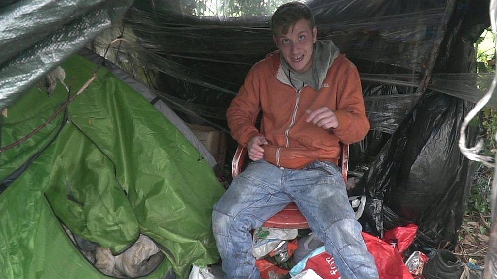 Cambridge homeless meal: Couple step in on 'hardest day' - BBC News