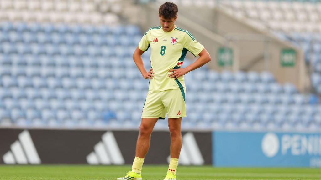 'Cwestiynau mawr' am ddyfodol Rob Page fel rheolwr - BBC Cymru Fyw