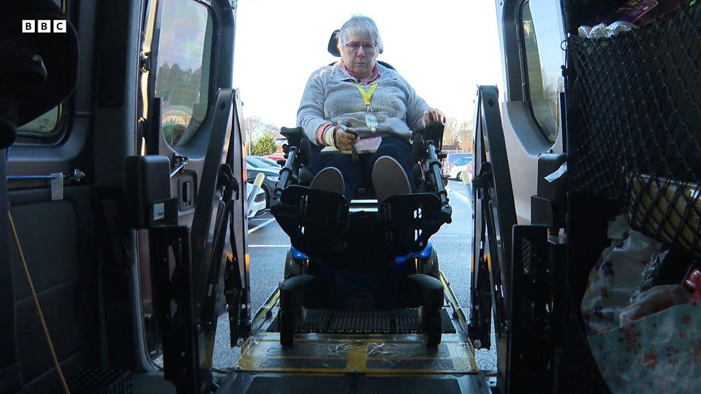 Dragh mu dhàil air cùram dachaigh - Naidheachdan a' BhBC