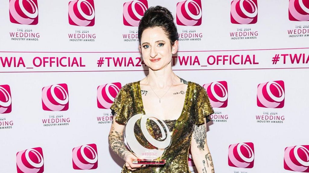 Yeovil: Woman wins top award for cake baking - BBC News