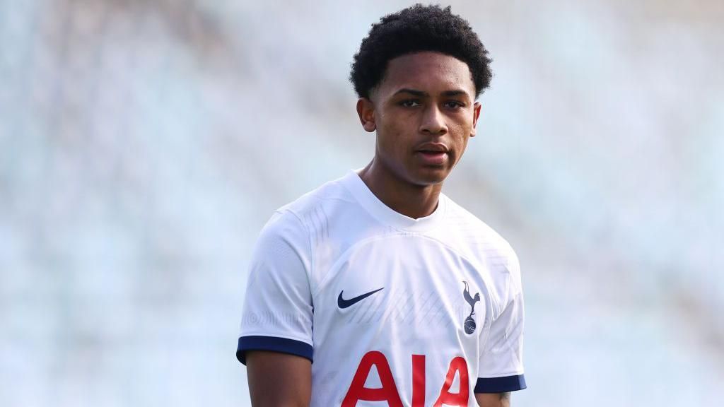 Tottenham news: Leo Black signs first professional contract - BBC Sport