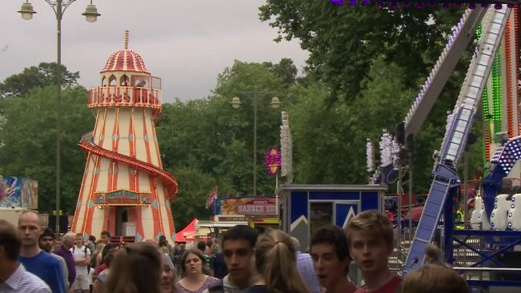 In pictures: Sunshine and smiles at Oxford's St Giles' Fair - BBC News