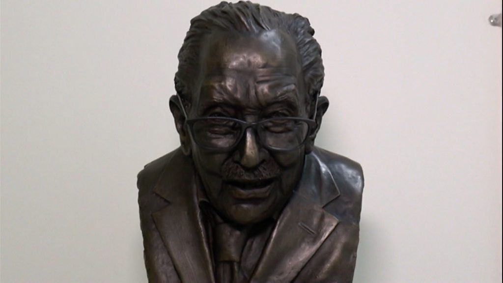 Captain Tom Yorkshire statue nears £28,000 fundraising target - BBC News