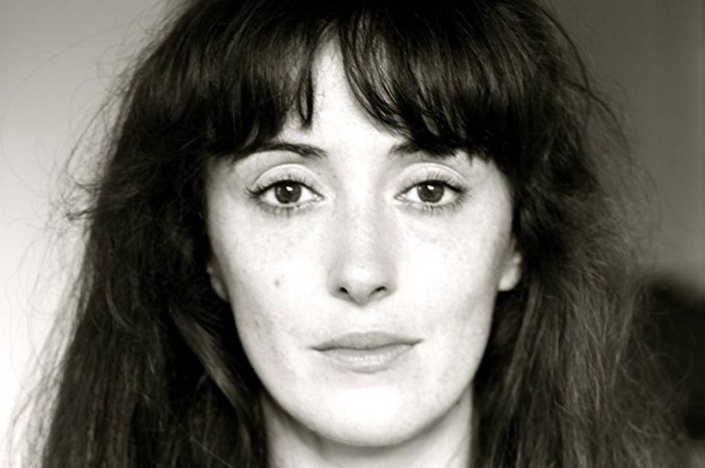 Yr actores Hedydd Dylan: O Aber i Emmerdale - BBC Cymru Fyw
