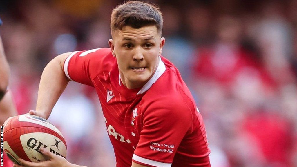 Callum Sheedy: Wales fly-half to join Cardiff from Bristol - BBC Sport