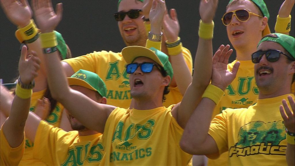 Wimbledon 2015: Aussie fans serenade Nick Kyrgios - BBC Sport