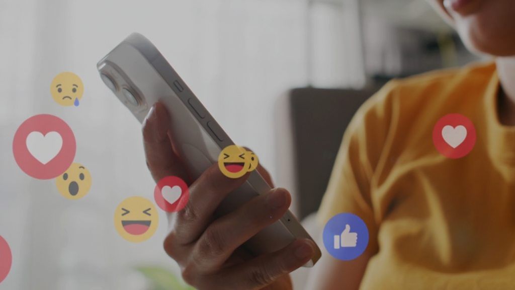 Plant ar-lein: 'Bwlio a'r pwysau ar bobl ifanc yn bryder' - BBC Cymru Fyw