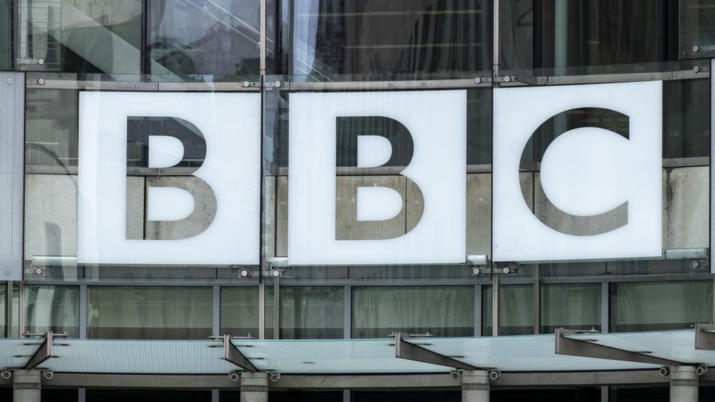 Questions for the Sun over BBC presenter story - BBC News