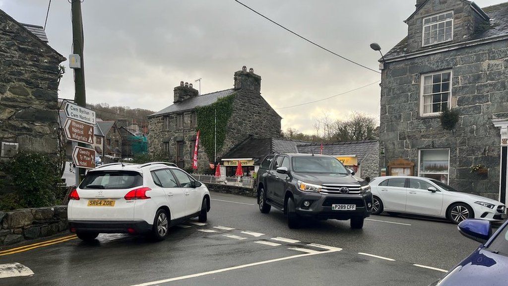 Ffordd osgoi Llanbedr: Pentrefwyr i barhau â'r frwydr - BBC Cymru Fyw