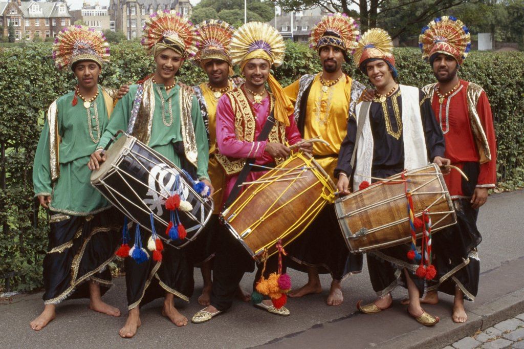 In pictures: South Asian culture in Scotland over 30 years - BBC News