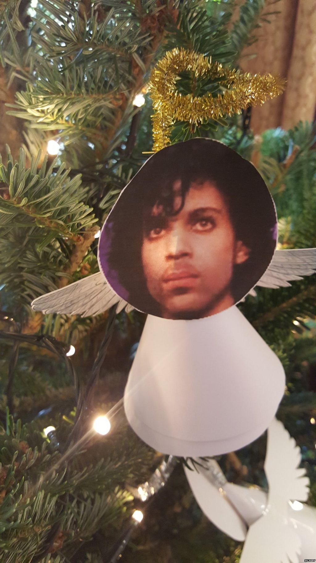 A woman's Christmas tree pays tribute to the stars we've said goodbye ...