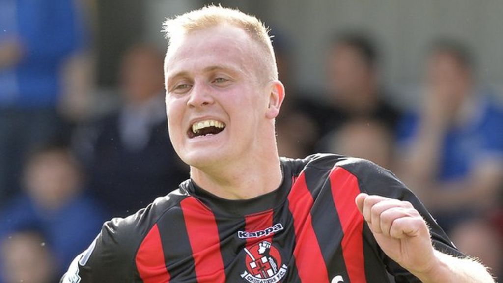 Irish Premiership: Crusaders inflict first Linfield defeat - BBC Sport