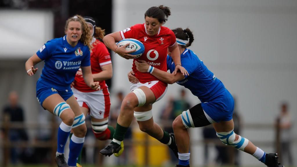 Sioned Harries yn ymddeol o rygbi yn 34 oed - BBC Cymru Fyw