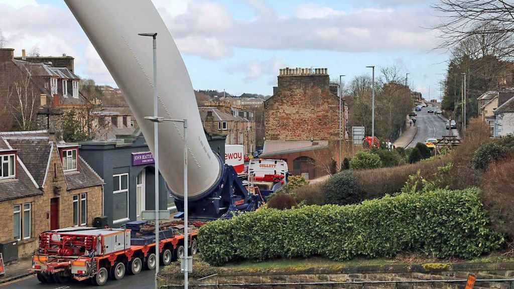Hawick wind farm blade deliveries complete after six months - BBC News