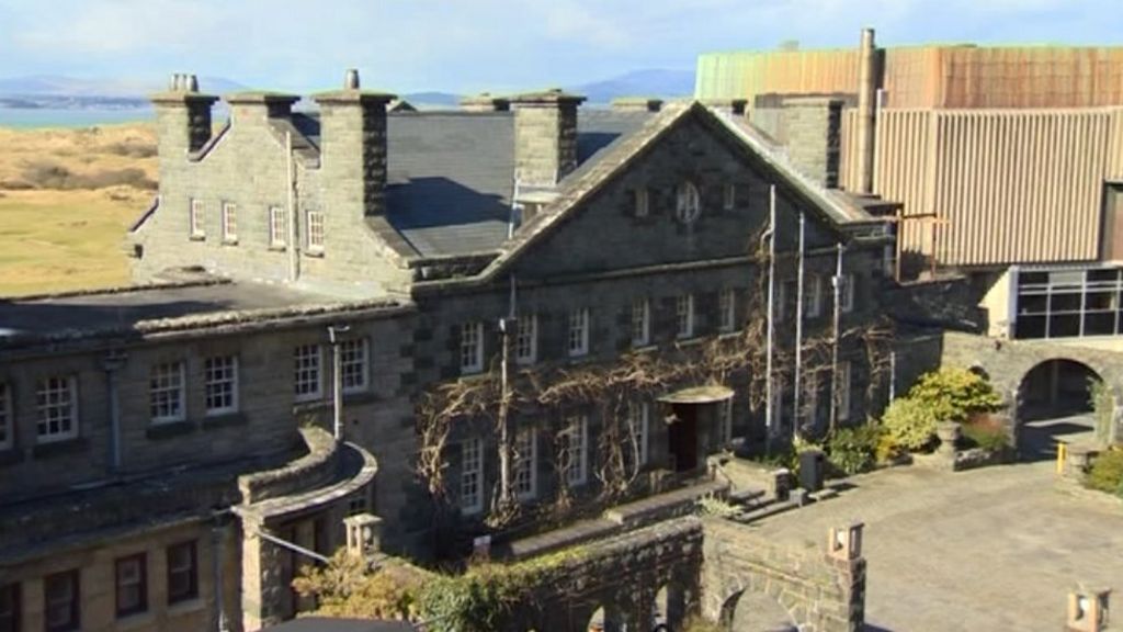 Pryder am ddyfodol Coleg Harlech ym Meirionnydd - BBC Cymru Fyw