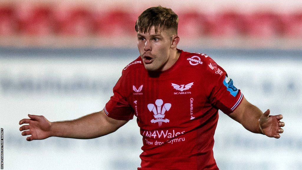 Teddy Leatherbarrow: Scarlets flanker graduates from university to ...
