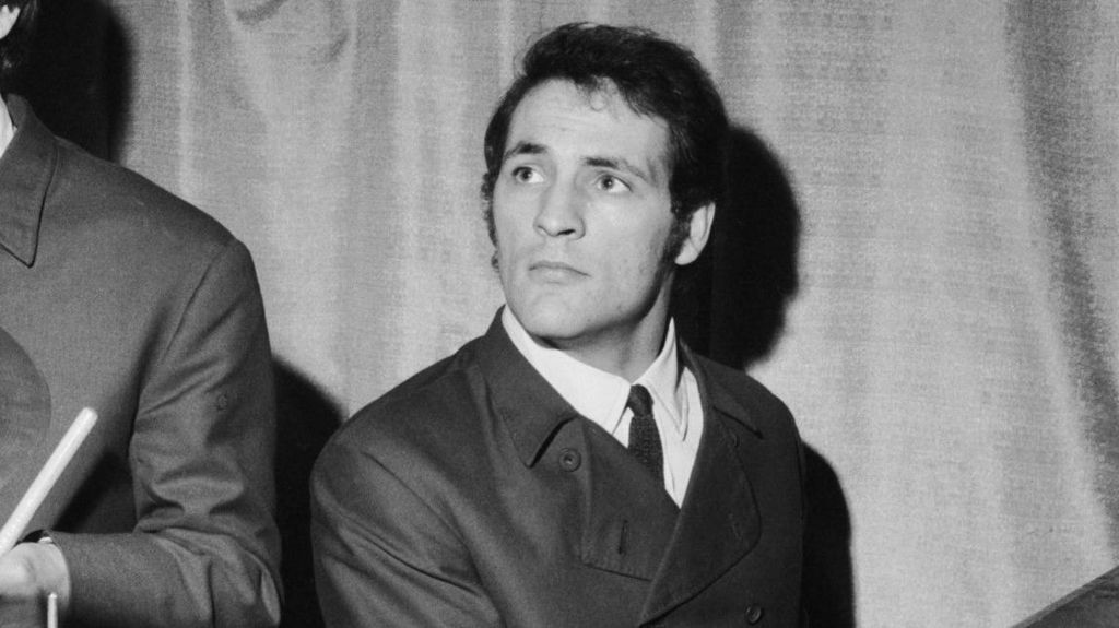 Moody Blues keyboardist Mike Pinder dies - BBC News