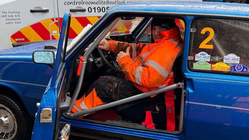 Worcester breakdown driver drags man from burning car - BBC News