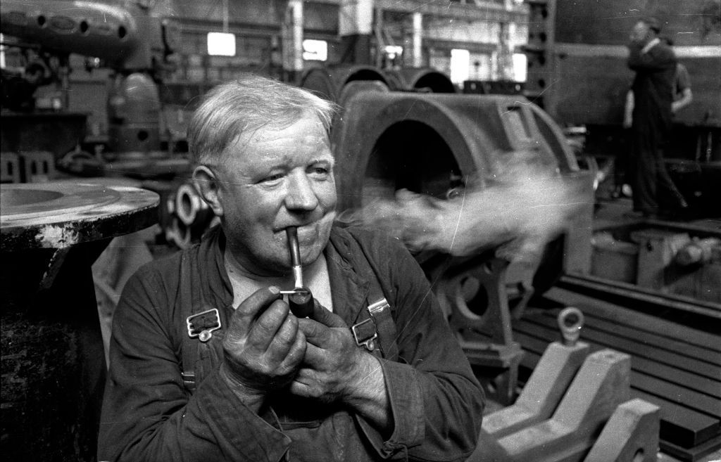 Looking back at the factories of Kilmarnock in the 1950s - BBC News