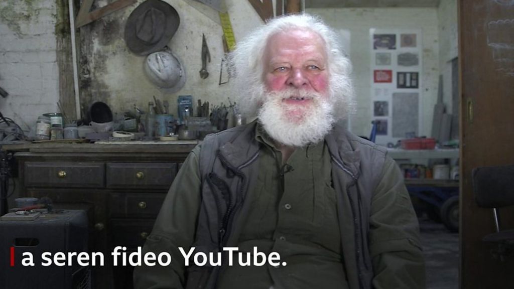 Ieuan Rees: Y cerfiwr o Gymru sy'n seren ar YouTube - BBC Cymru Fyw