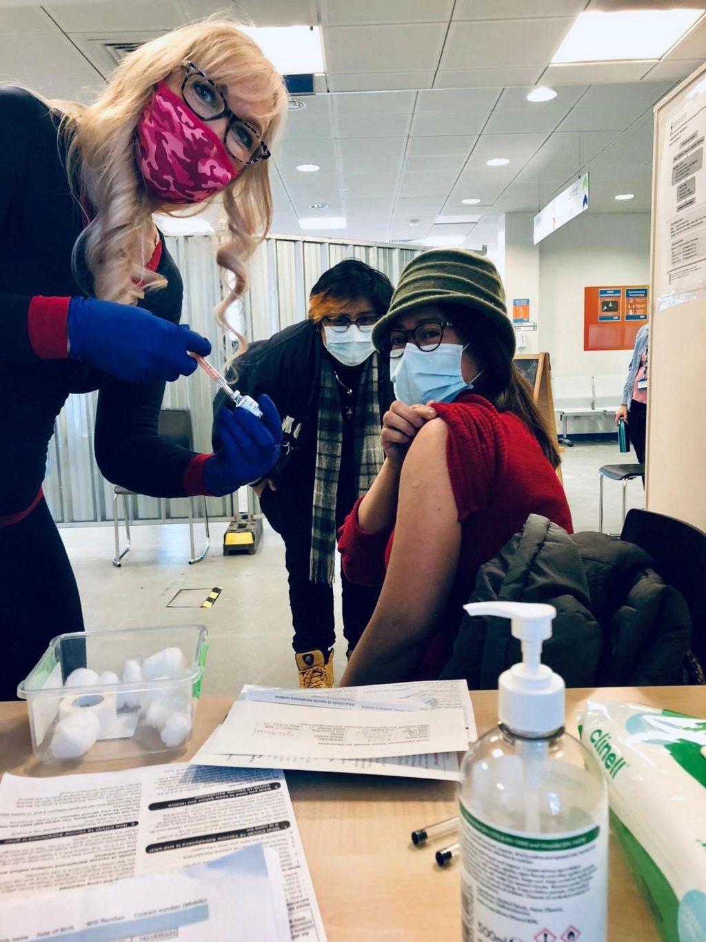 Amanda Protheroe-Thomas: O Sgorio i roi'r brechlyn - BBC Cymru Fyw