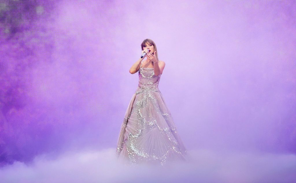 Taylor Swift's personal items to go on display at the V&A - BBC Newsround