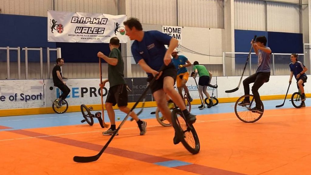 Glywsoch chi erioed am chwarae hoci ar feic un olwyn? - BBC Cymru Fyw