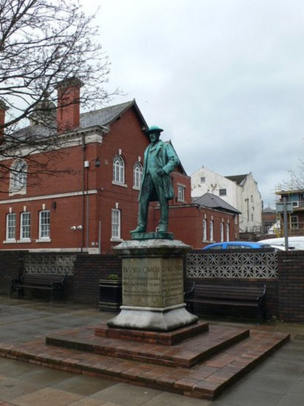 Cerflun Daniel Owen: Yr Wyddgrug - BBC Cymru Fyw