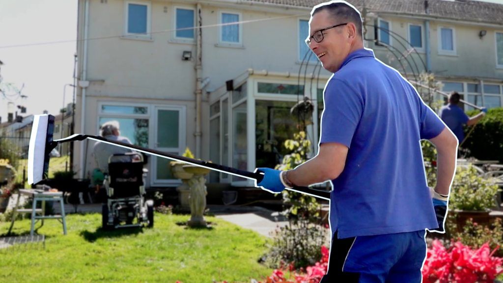 Window cleaner marks 49 years cleaning Cornish town's windows - BBC News