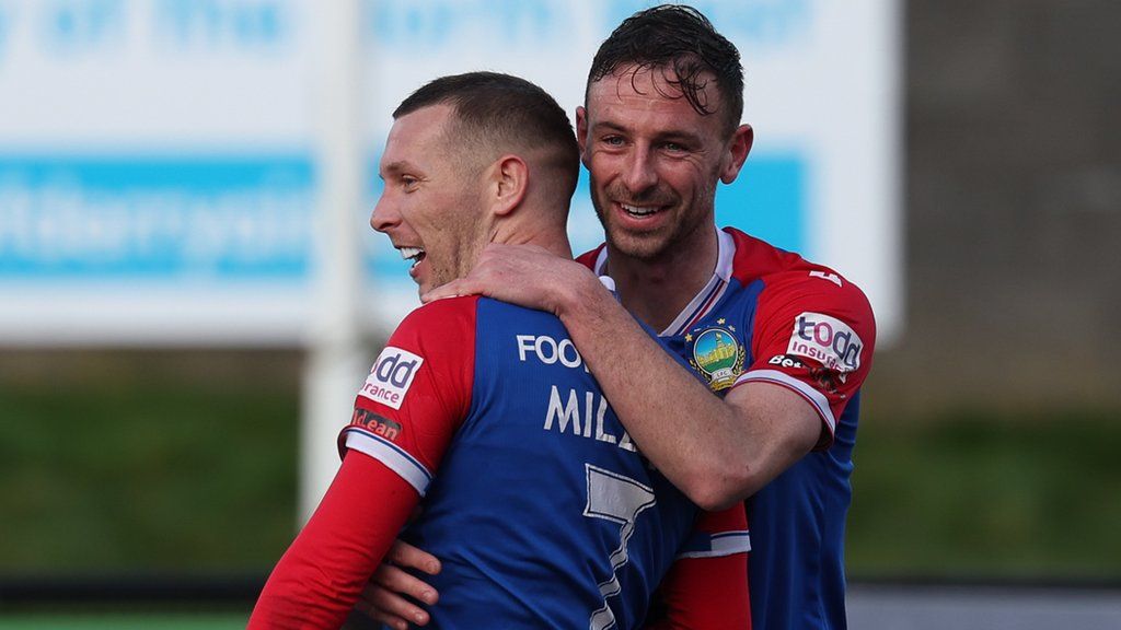 Irish Cup: Linfield coast into the final four with victory against ...