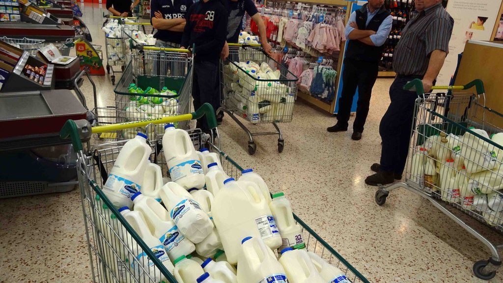 Farmers in fresh protests over supermarket milk prices - BBC News