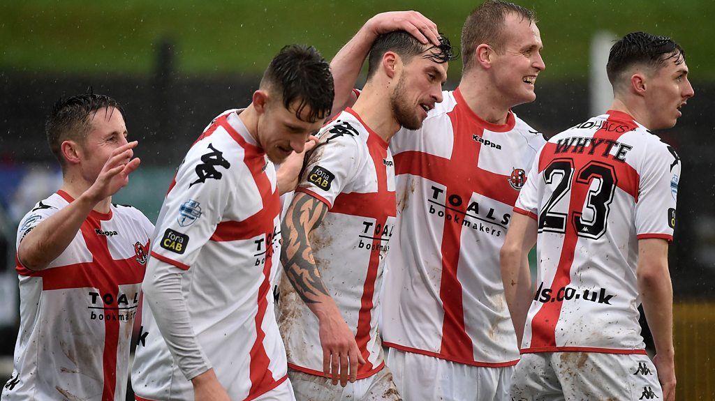 Crusaders ease past 10-man Glentoran to stay seven points clear - BBC Sport