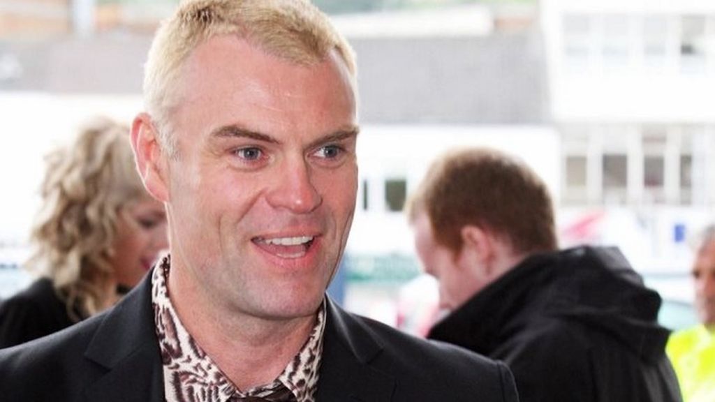 Ateb y Galw: Julian Lewis Jones - BBC Cymru Fyw