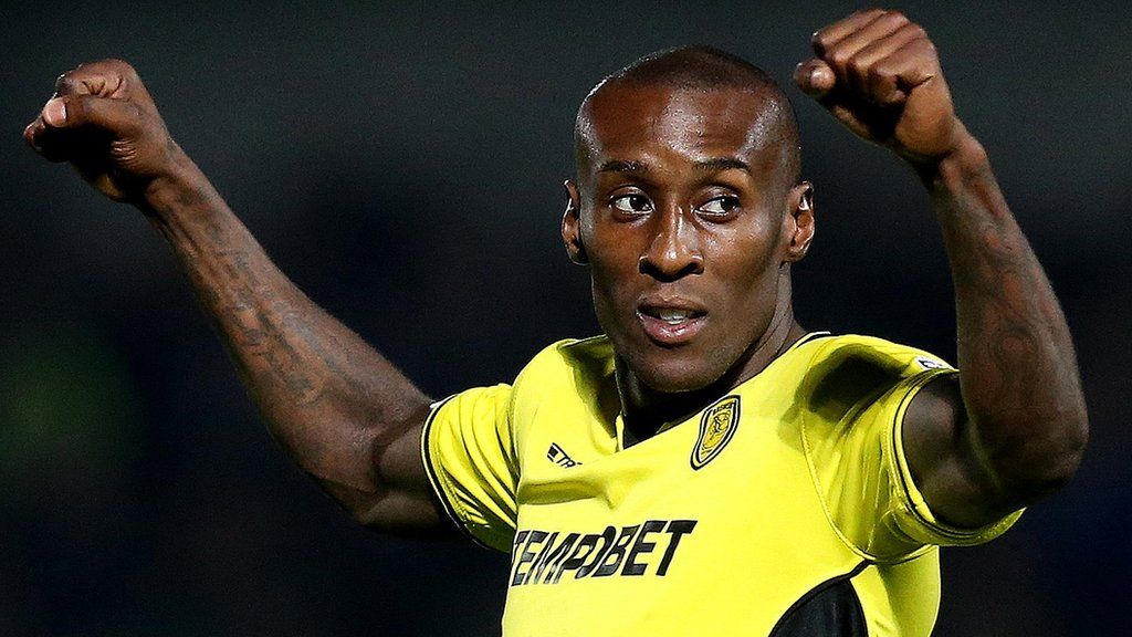 Shaun Barker: Burton defender signs six-month contract - BBC Sport