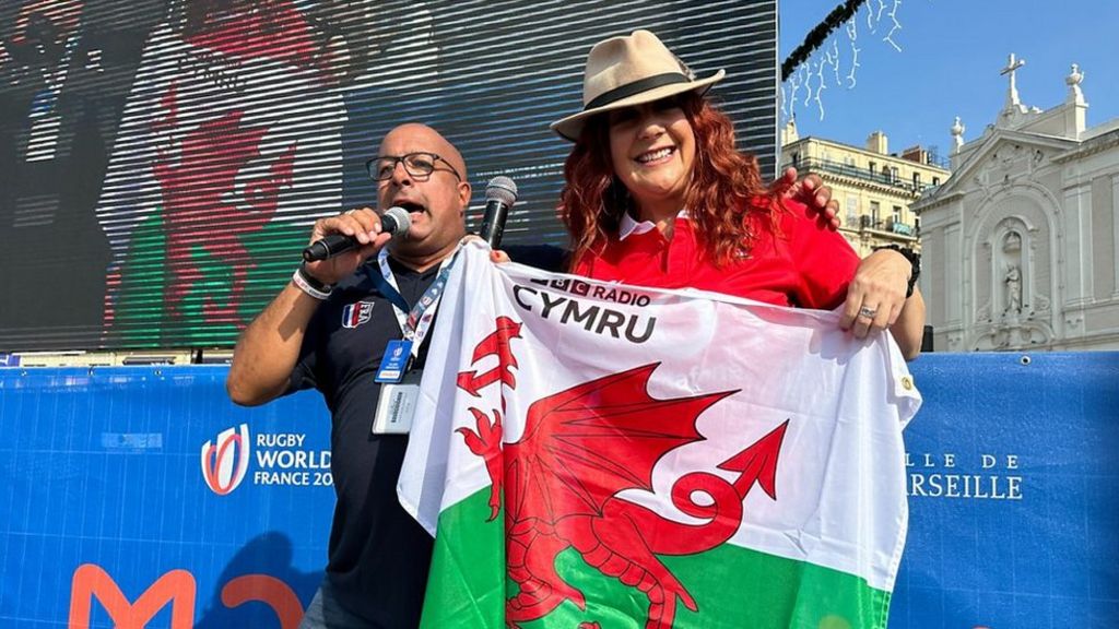Shan Cothi yn diddanu cefnogwyr Cymru ym Marseille - BBC Cymru Fyw