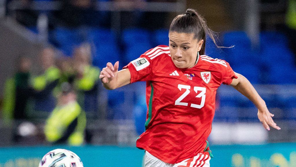 Ffion Morgan inspired by Jess Fishlock's love for Wales - BBC Sport