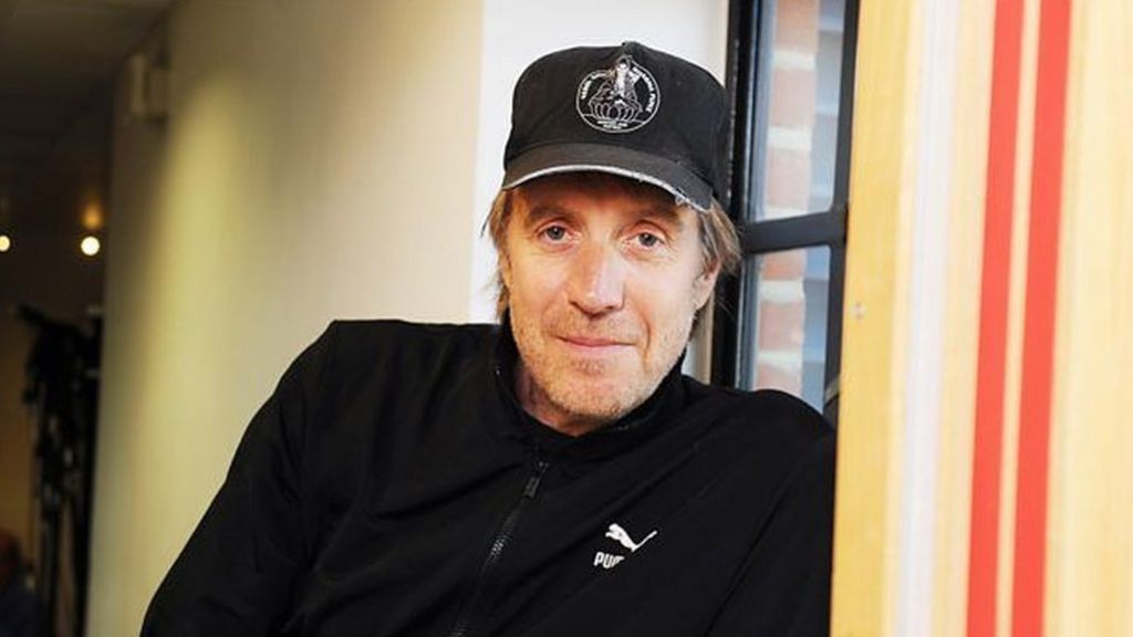 Rhys Ifans: Locdown, hiliaeth a hiraeth am adre - BBC Cymru Fyw