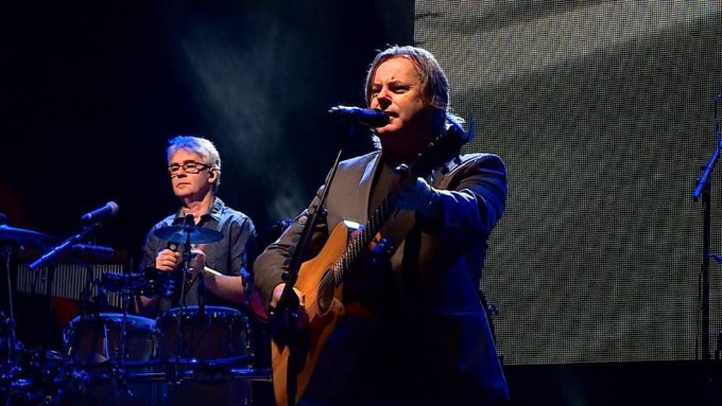 Tha luaidh ga dhèanamh air seinneadair Runrig Bruce Guthro a chaochail ...