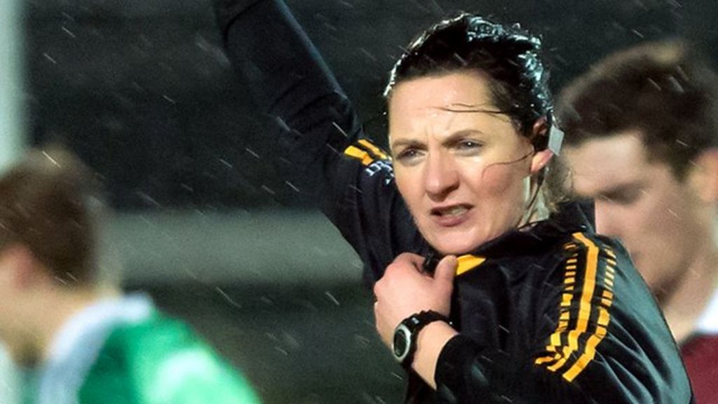 Referee Maggie Farrelly makes GAA history - BBC Sport