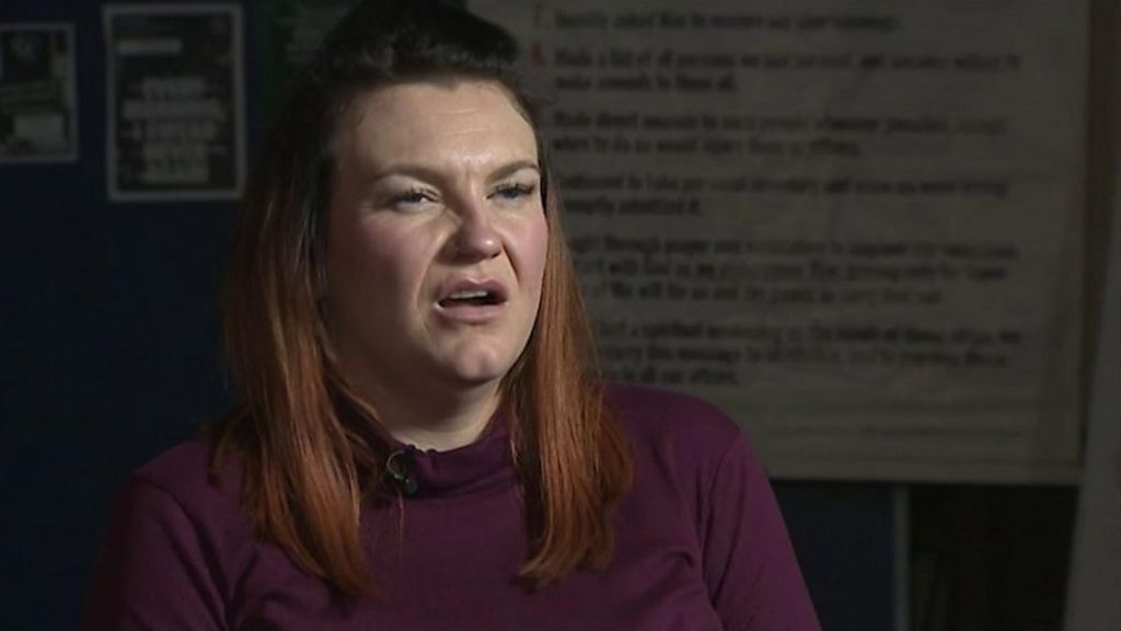 Degawd ar gocên: 'Roedd o'n chwalu bob dim' - BBC Cymru Fyw