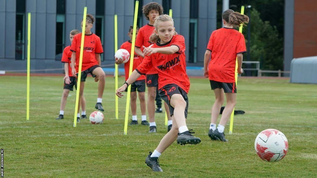 Premier League predictions: Chris Sutton v The Football Academy's Tash ...