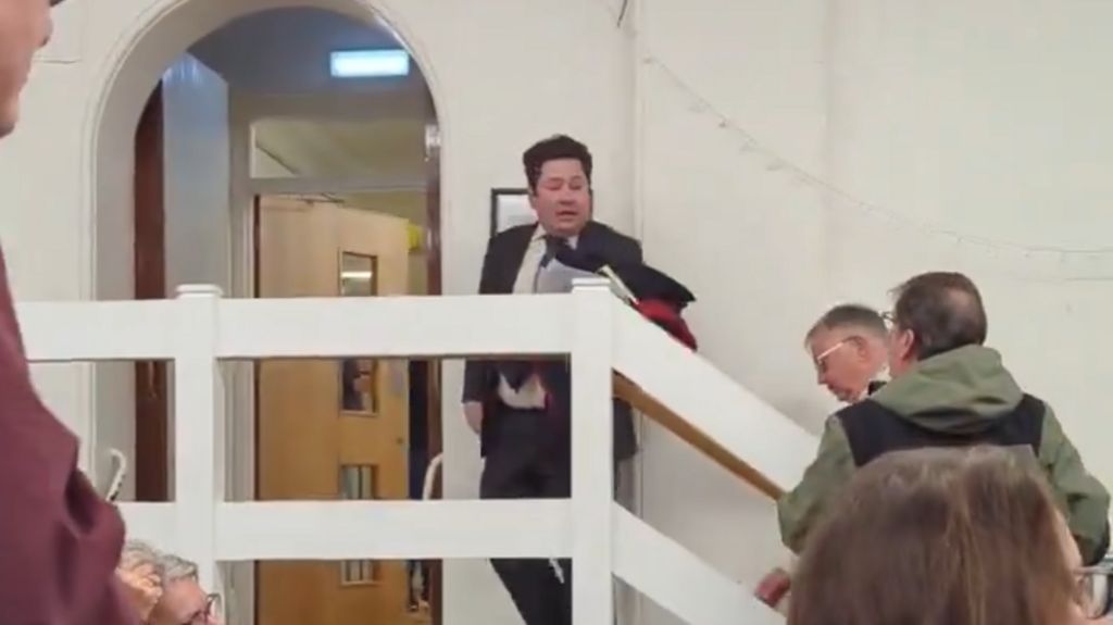 Leigh-on-Sea council chair reports sticky tape damage to police - BBC News