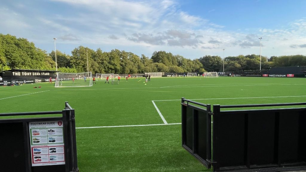 Sandhurst and Bracknell football groundshare sparks complaints - BBC News